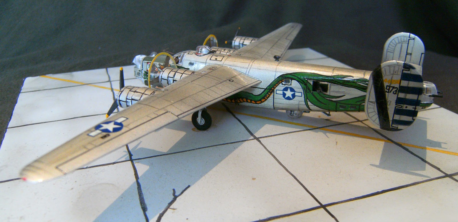 Happyscale-Modellbau: Consolidated B-24J Liberator - Minicraft Model Kits 1/144