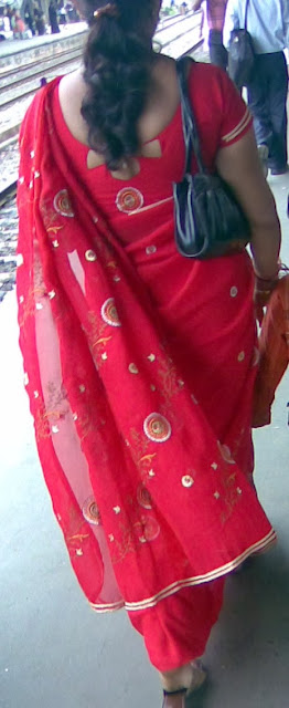 Red Saree Beauty Back View | otchipz