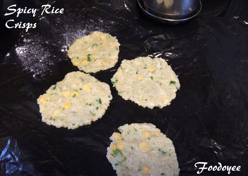 Spicy crisps with leftover rice (crispy snack with leftover rice)