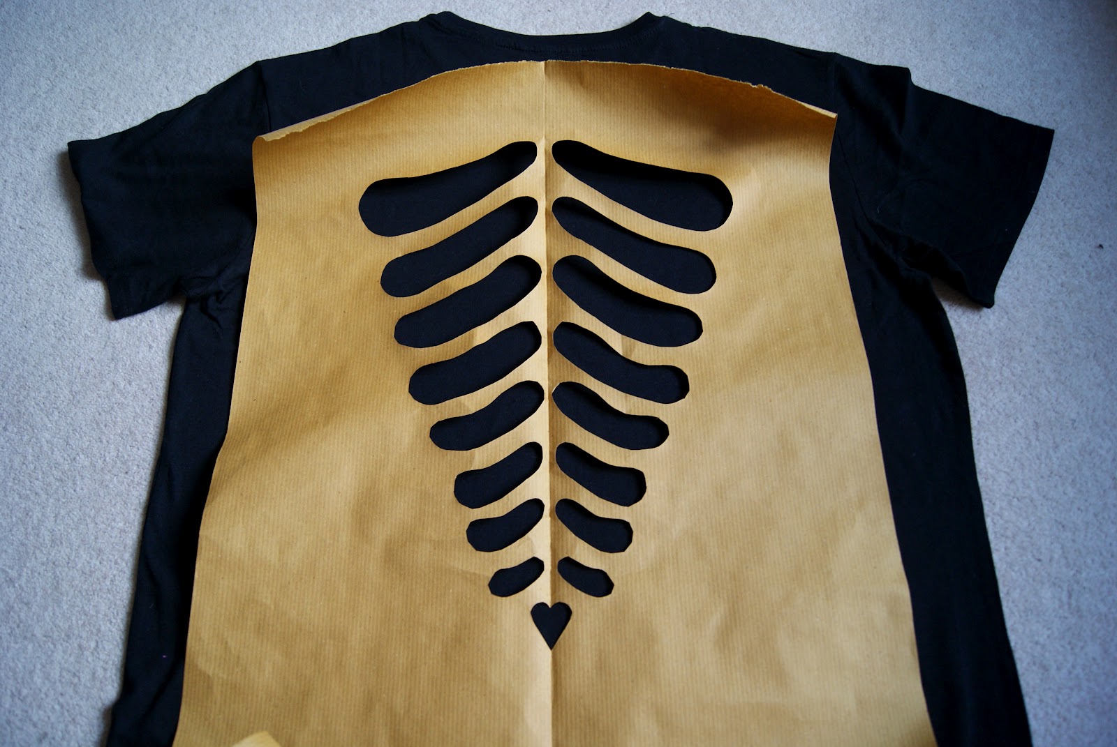 Fashion Records: DIY - Skeleton/Ribcage Cut-out Tee
