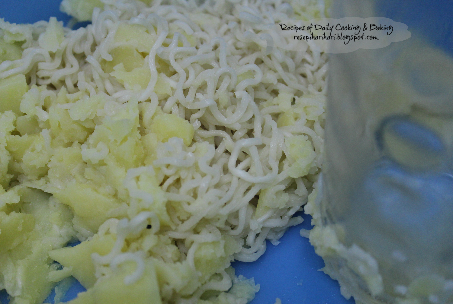 Recipes of Daily Cooking and Baking : Maggi Ball in Maggi Mushroom Soup