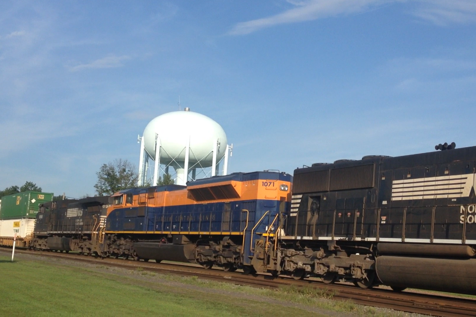 The Big Little Railroad Shop: NS heritage loco CNJ in New Jersey