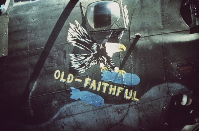 50 Color Vintage Photographs That Capture Amazing Nose Art Painted on ...