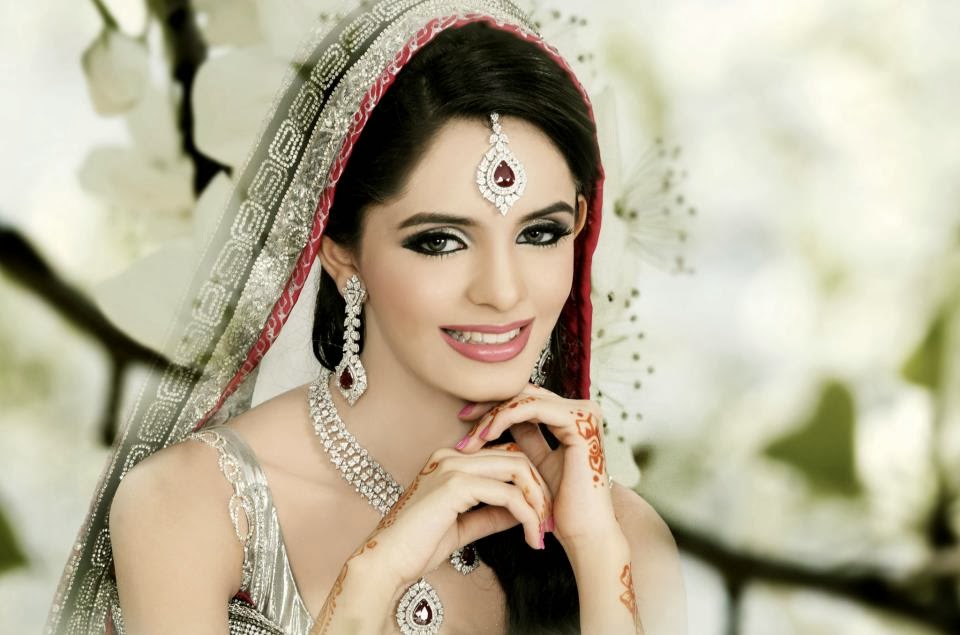 Bridal light jewelry Display pics | Awesome dp