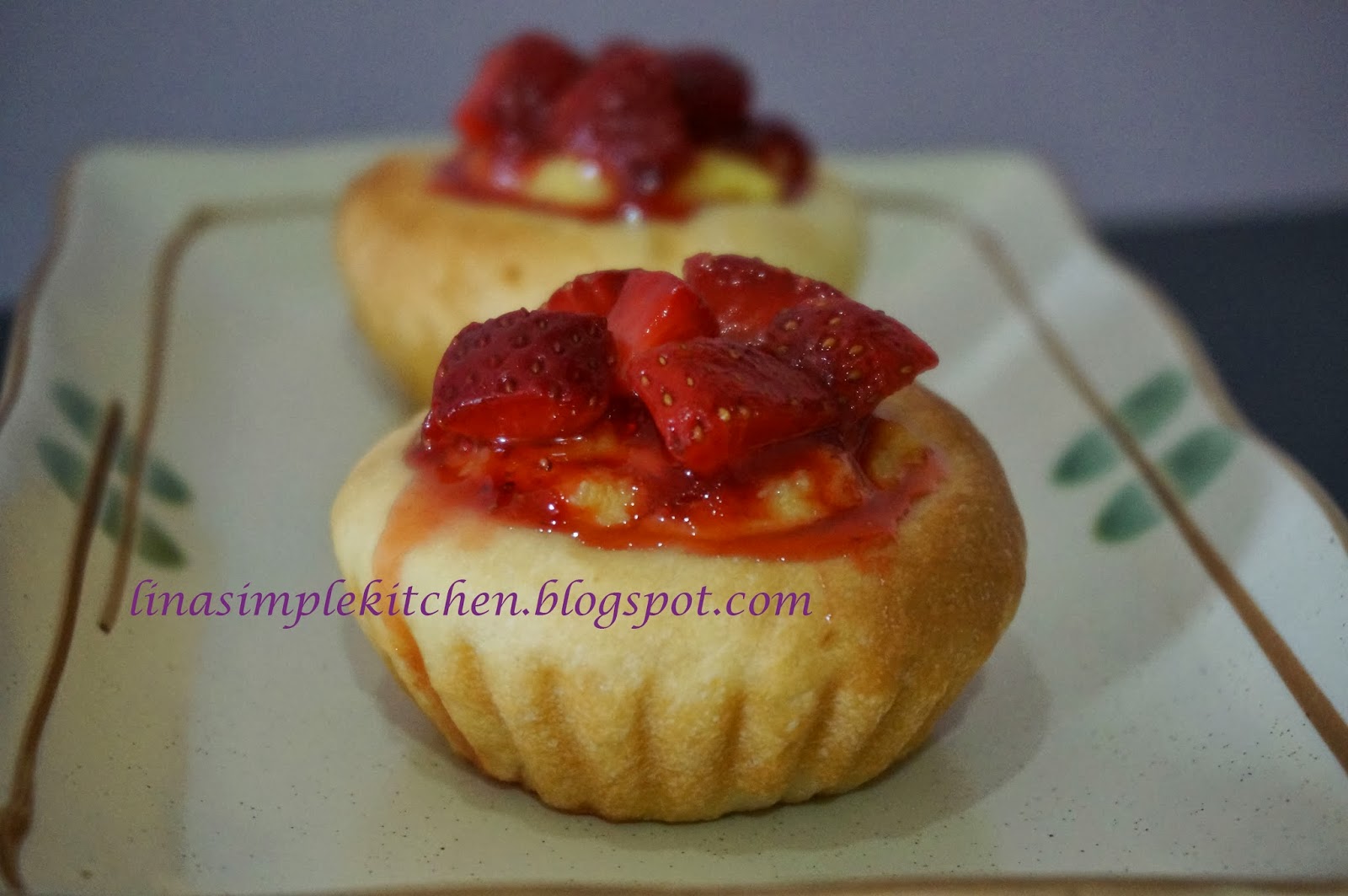 Simple Kitchen: Strawberry Custard Bun
