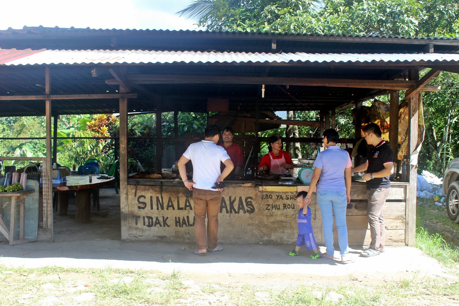 Kelazatan Sinalau Bakas (Smoked Wild Boar) di sepanjang jalan Tamparuli ...