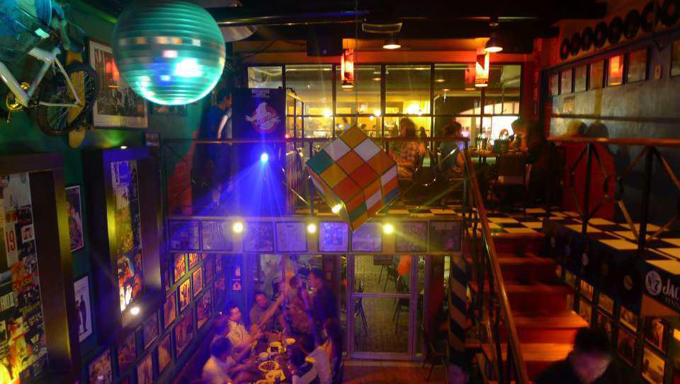 WITTY MOMSIE: FEELING SIXTEEN @ CAFE 80s MUSIC BAR