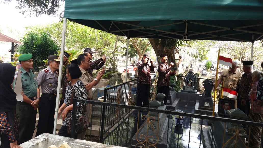 Bambu Runcing Berbendera Merah Putih Untuk Pahlawan Kemerdekaan ...