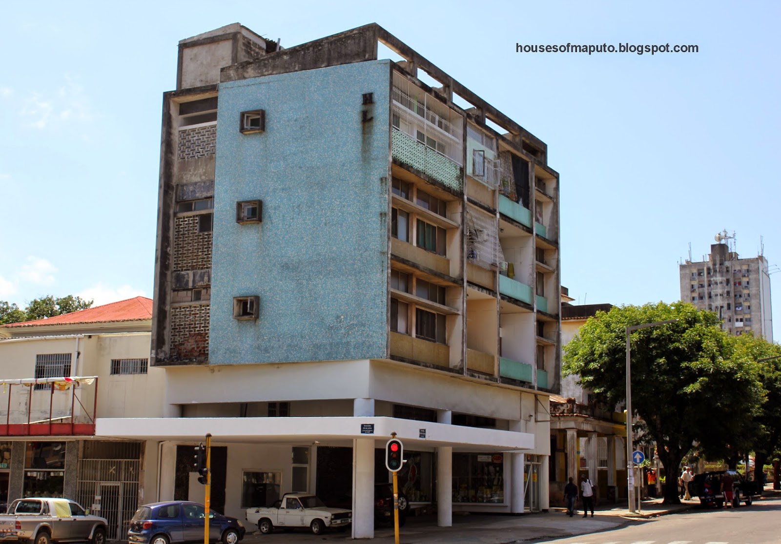 Prédio na esquina da Av 24 de Julho com Amilcar Cabral - Bomba da BP