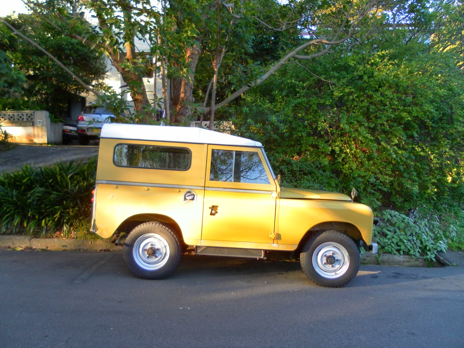 Aussie Old Parked Cars: 1978 Land Rover Series III SWB