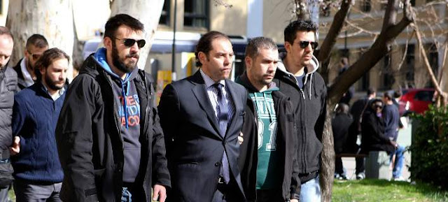 ΡΕ ΕΙΝΑΙ ΔΥΝΑΤΟΝ;;; ΑΠΟ ΤΟΥΝΕΛ ΠΟΥ ΕΙΧΕ ΣΤΟ ΣΠΙΤΙ ΤΟΥ ΠΡΟΣΠΑΘΗΣΕ ΝΑ ...
