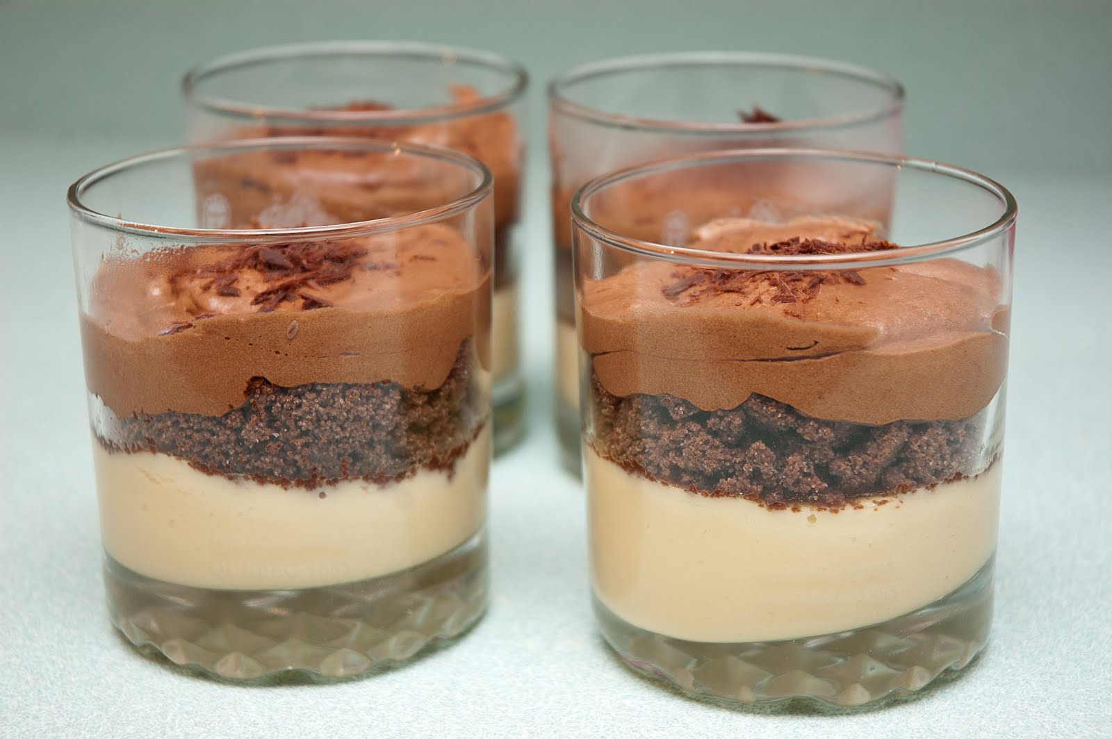 Verrines crème caramel avec mousse au chocolat et crumble de cacao à la ...