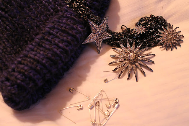 DIY Brooch Beanie (Statement Beanie) - TfDiaries