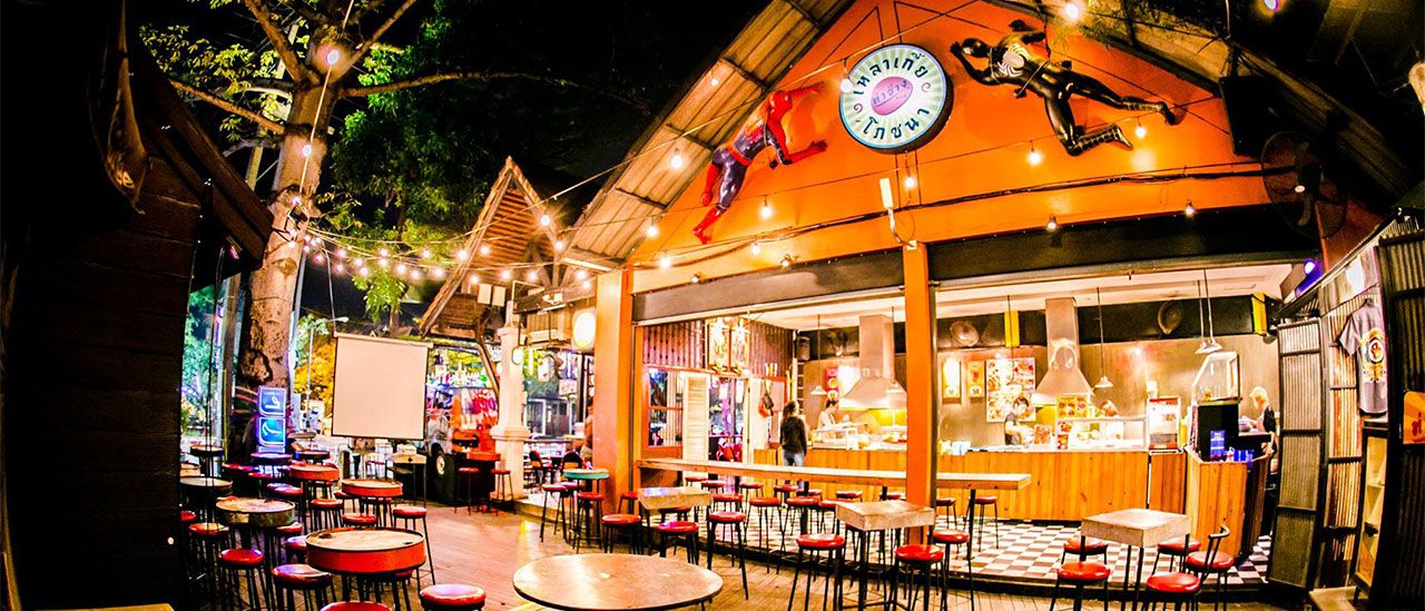 NIGHT LIFE: Tha Chang Cafe