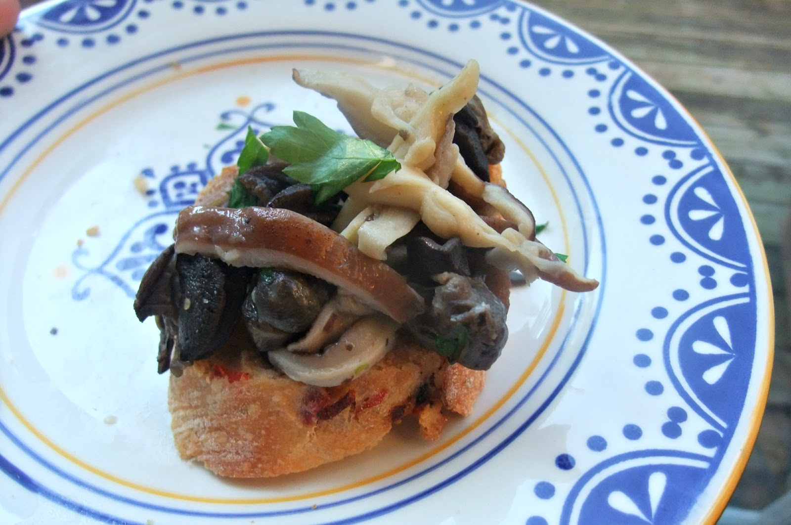 Susan's Savour-It!: Sautéed Escargots and Mushrooms in Butter, White ...