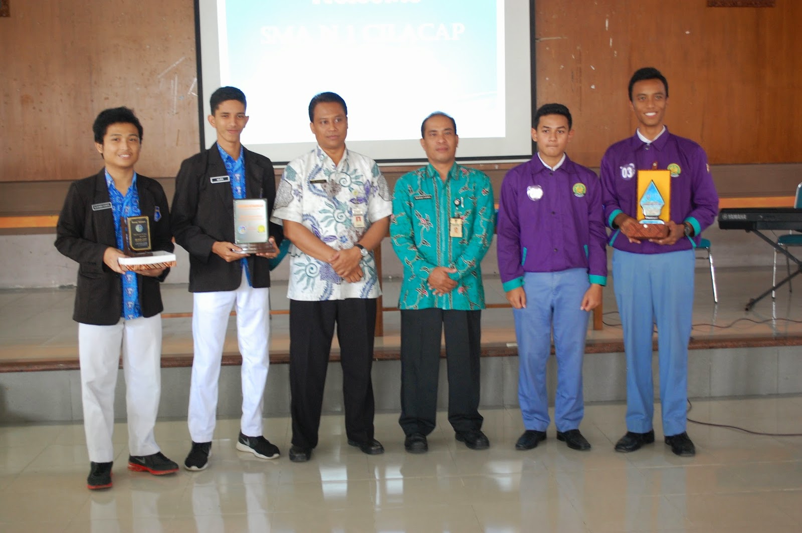 WIKARYA SMA NEGERI 3 SURAKARTA: STUDI BANDING SMA NEGERI 1 CILACAP WIKARYA SMA NEGERI 3 SURAKARTA: STUDI BANDING SMA NEGERI 1 CILACAP