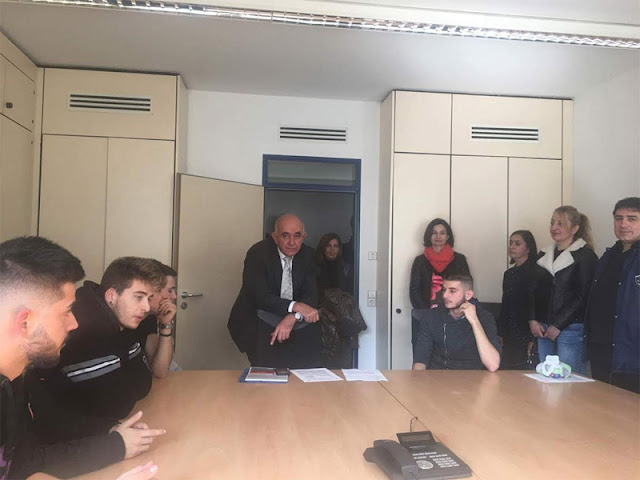 ΚΙ ΕΝΩ ΕΔΩ ΣΚΙΖΟΝΤΑΙ ΓΙΑ ΤΑ ΠΡΟΣΦΥΓΟΠΟΥΛΑ.... ΚΑΤΕΛΑΒΑΝ ΤΟ ΠΡΟΞΕΝΕΙΟ ...