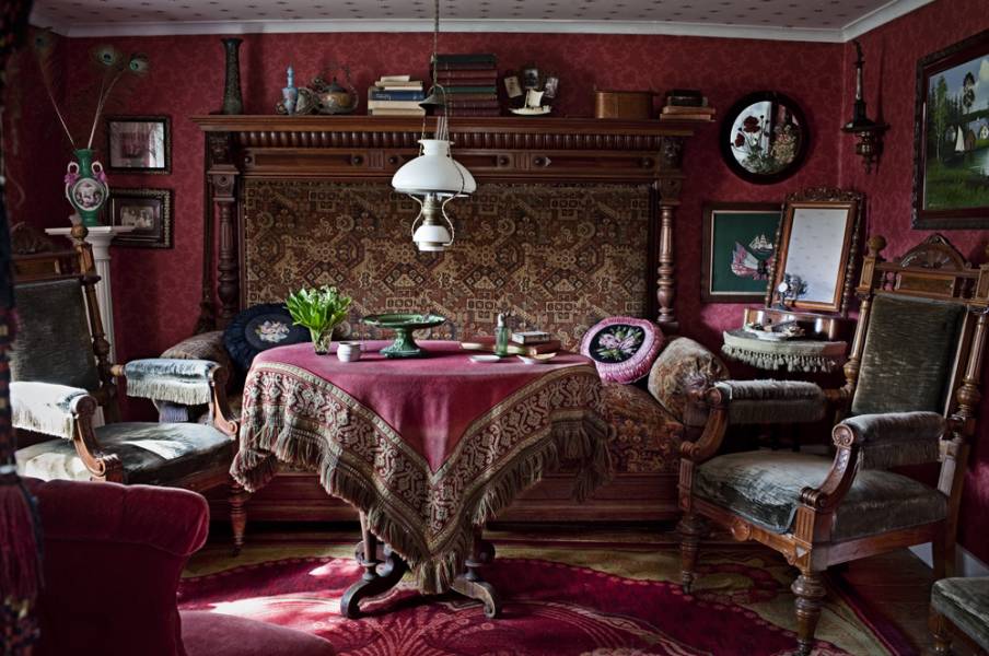 European Chic: Old-fashioned European salon