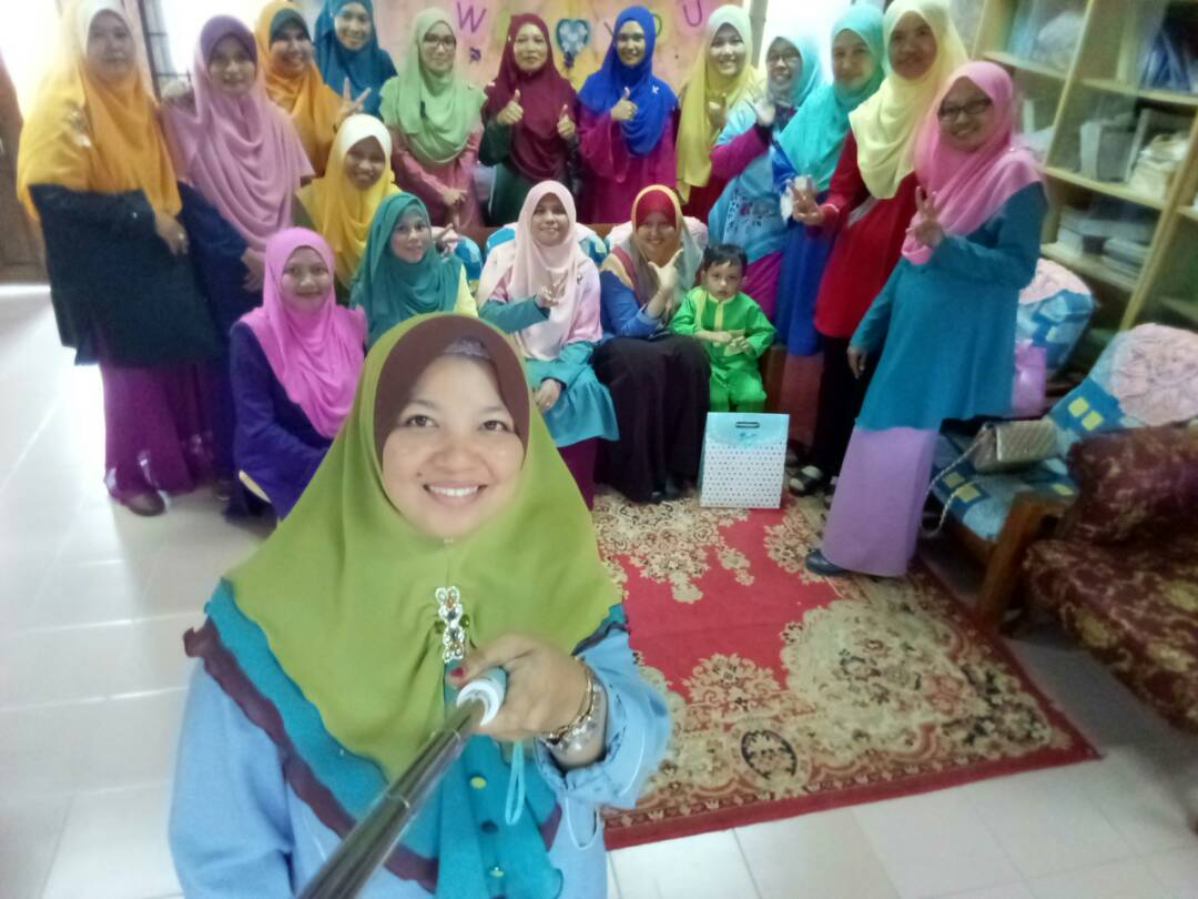 Tema colour blocking untuk hari guru 2018