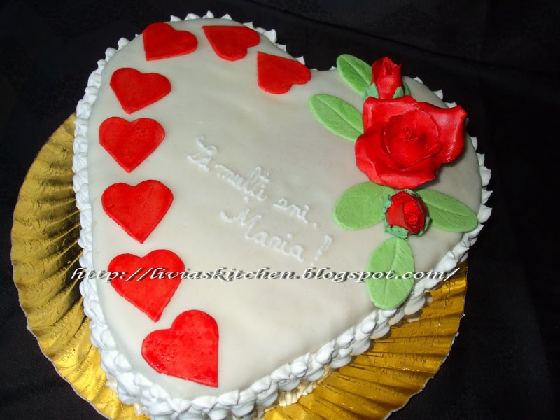 Livia`s Kitchen: Tort inima cu trandafiri rosii