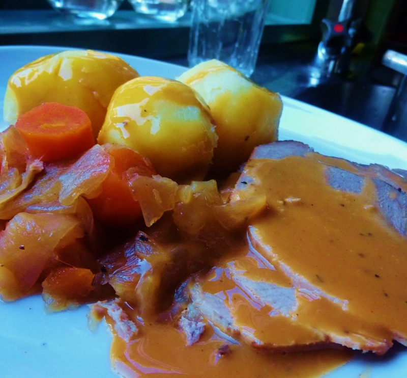 Två små kök: Mammas skinkstek med kokt potatis och massor av härlig sås!