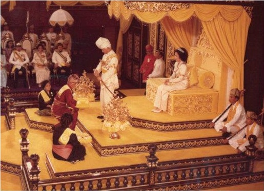 WARISAN RAJA & PERMAISURI MELAYU: 9 Disember 1985 : Pertabalan Sultan ...