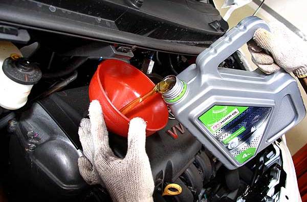 3 Macam Oli yang ada pada Mobil, Kapan waktunya mengganti? | yh