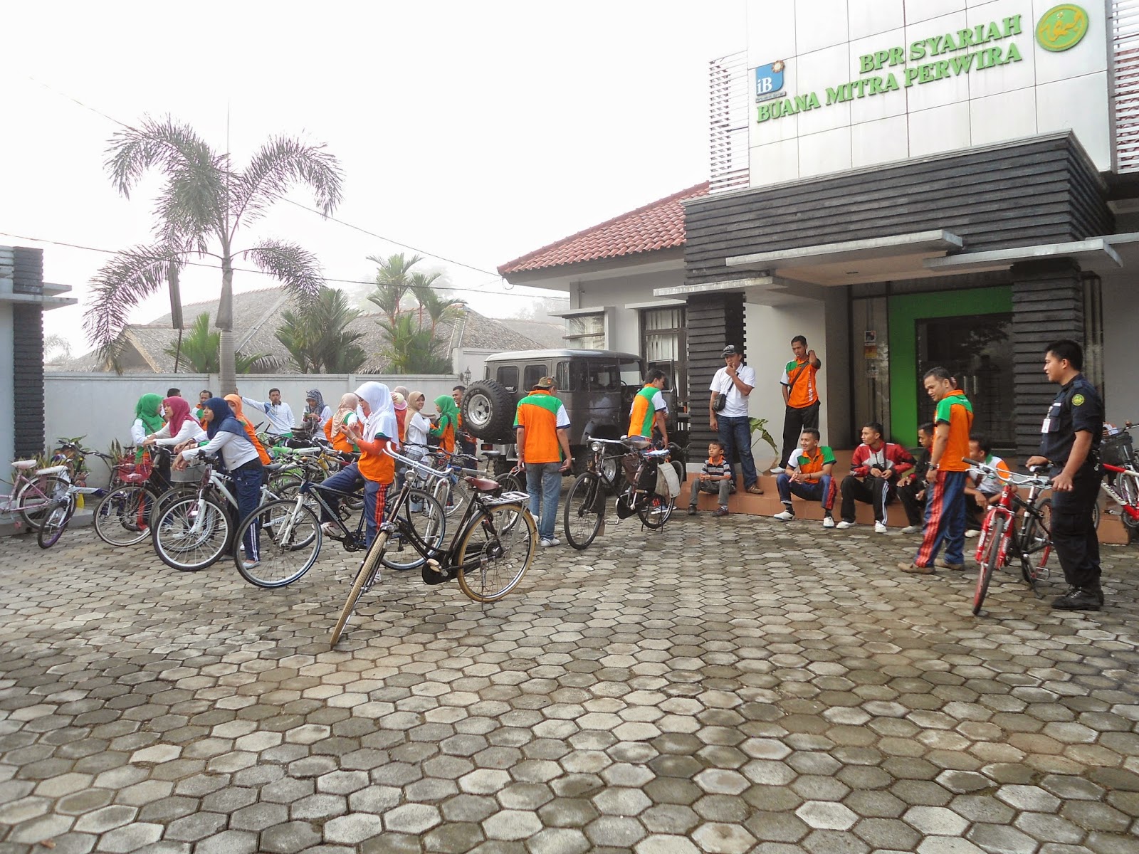 Fun bike Gerakan Ayo ke Bank BPR/BPRS Sosialisasi OJK - BPRS Buana ...