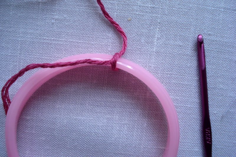 Little Treasures: Crochet a ring - a tutorial