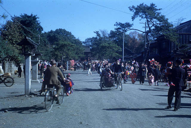 Rare Color Photographs Document Everyday Life in Japan in the Late ...