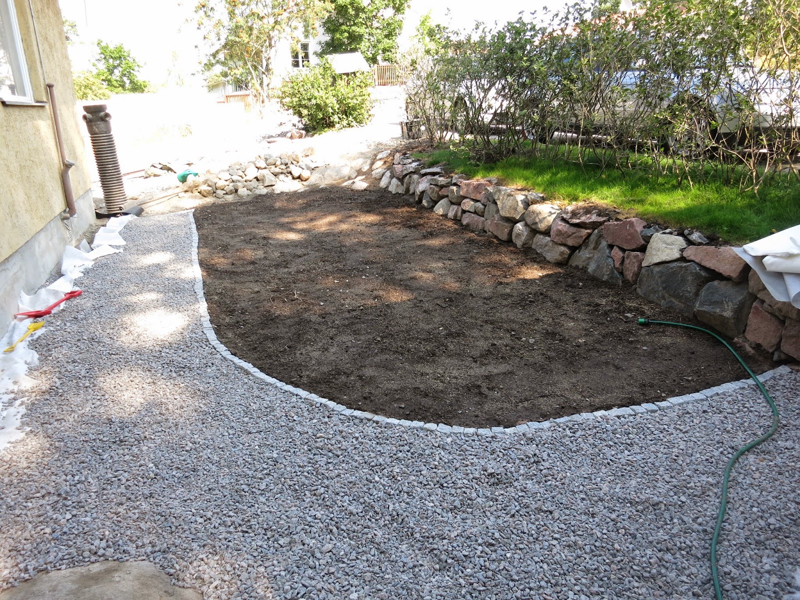 Söta drömmar: Trädgården: Grusgång med kantsten