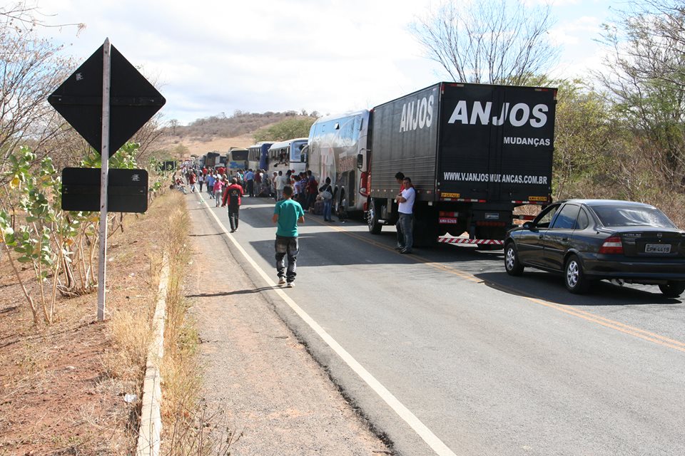 PRODUTORES FECHAM A RODOVIA BR-122 EM ESPINOSA, NO NORTE DE MINAS