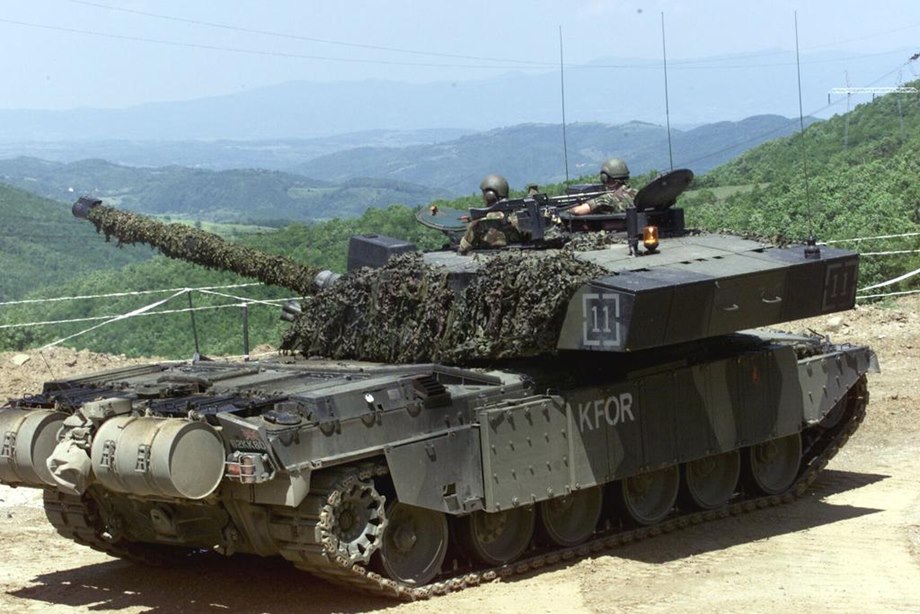 Bulletproof Models: Challenger II Kfor (Assembly / Montaje)