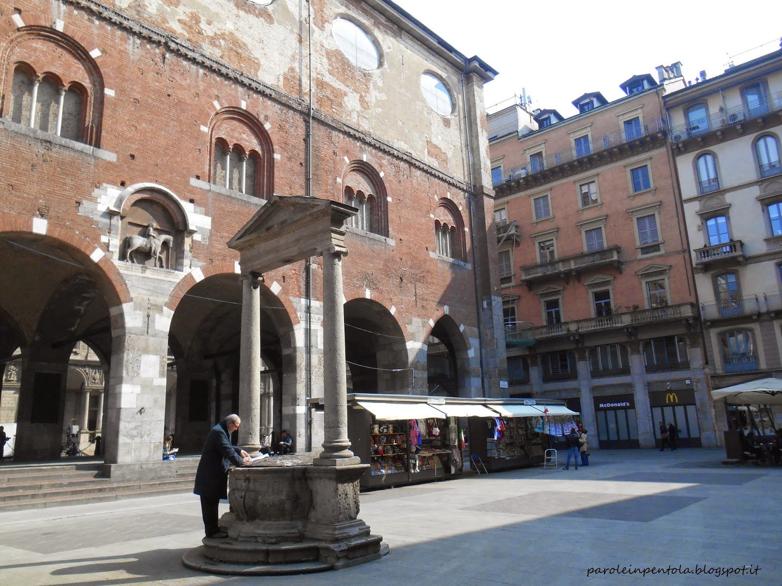 Milano. Piazza dei Mercanti.
