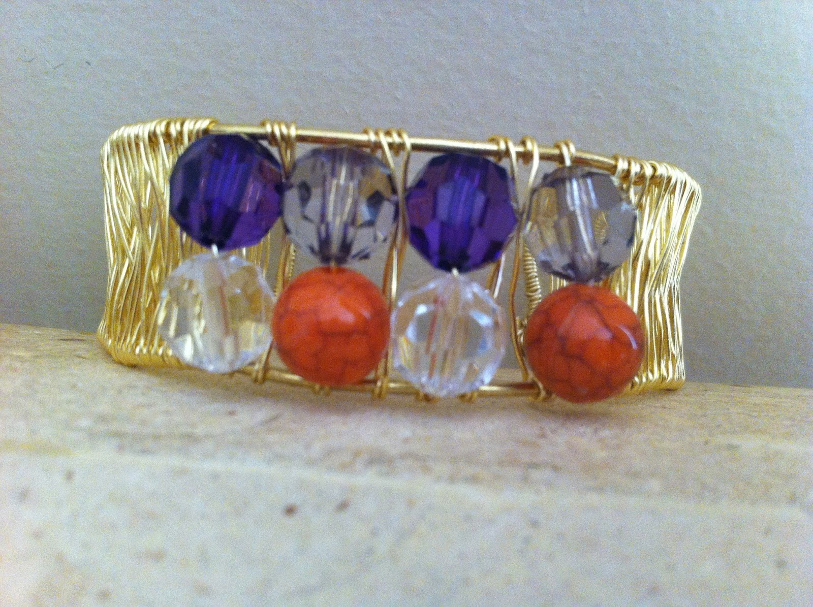 AptToCraft: A different frame for the wire-wrapped cuff bracelet