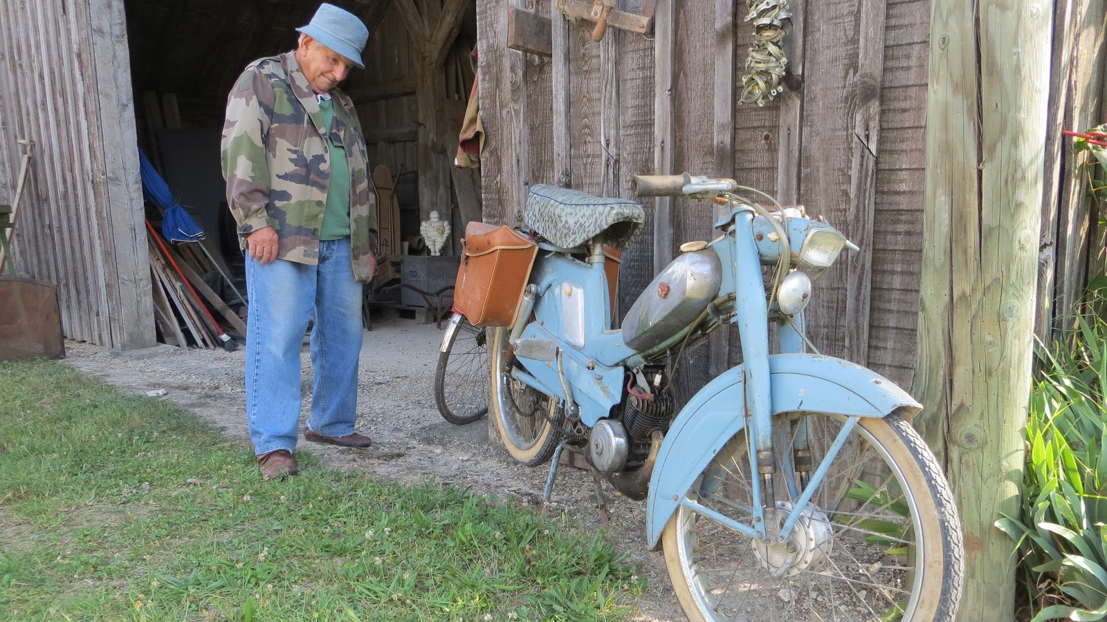 JRF: Mobylette bleue selle biplaces
