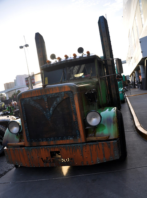 Caronline: the Welder Up crew brought a newish semi to SEMA! Cool! I ...