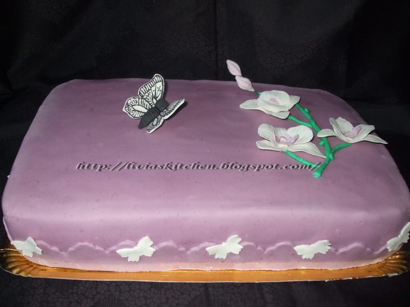 Livia`s Kitchen: Tort mov cu orhidee si fluturi