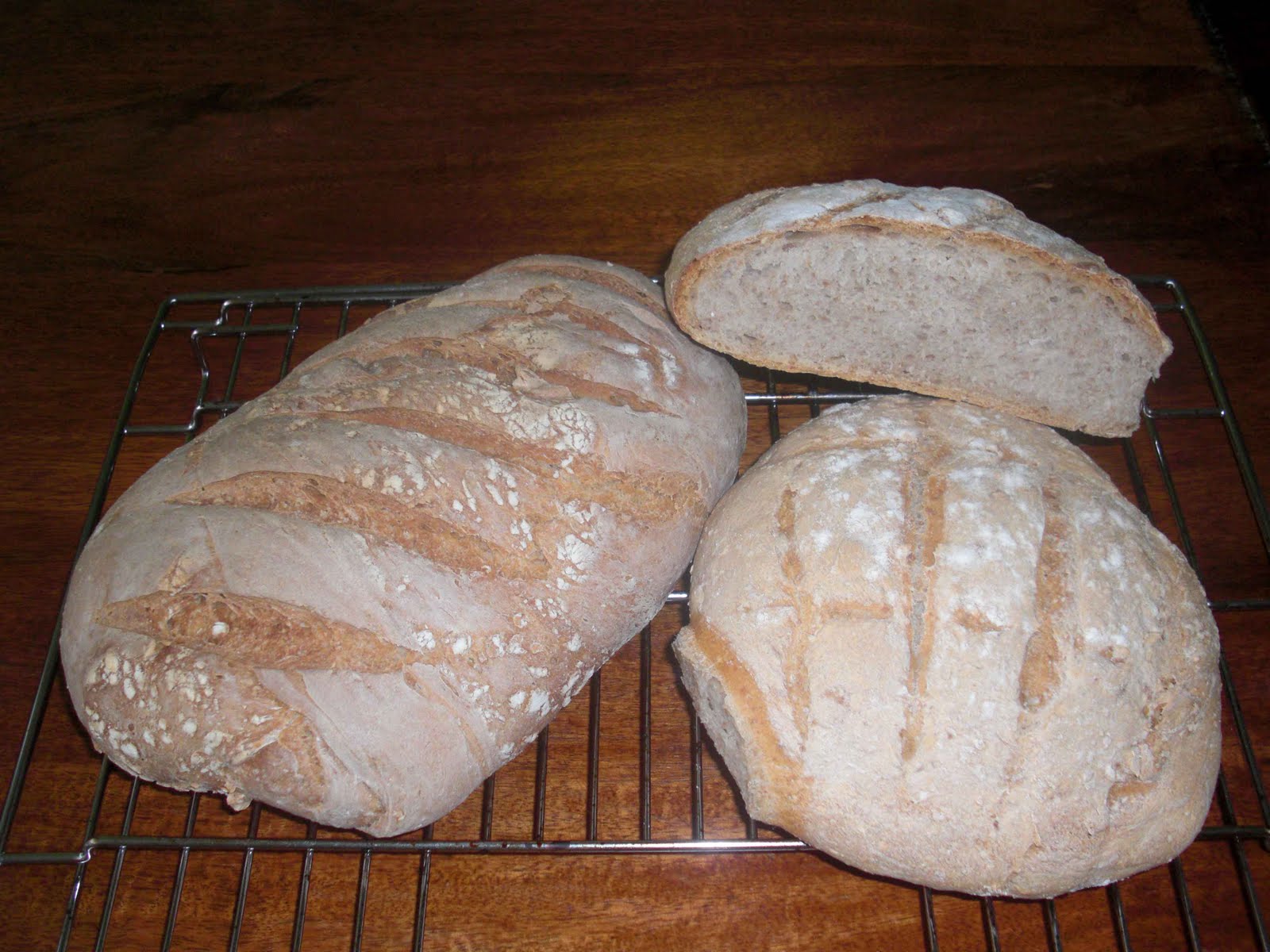 (zuur)desembrood, desembroodjes en opgerolde gevulde broodjes