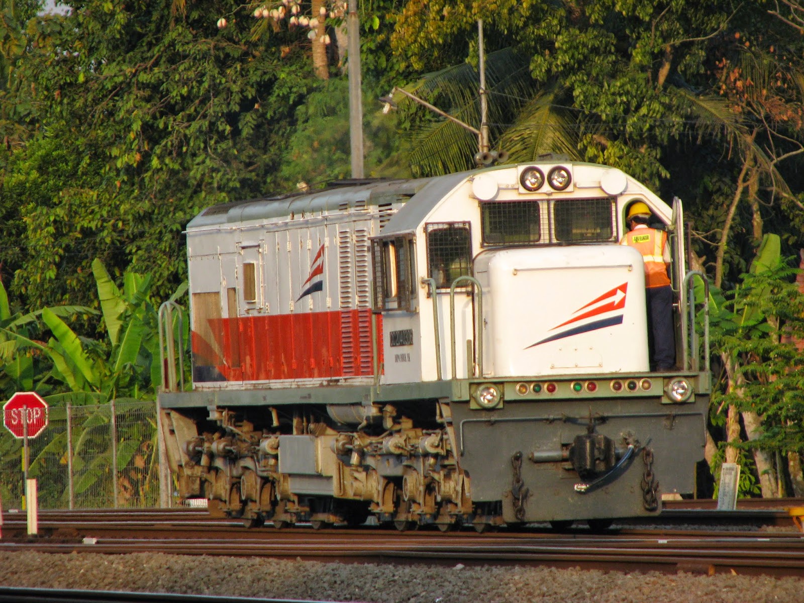Kereta Api Indonesia: Lokomotif CC204 Melangsir Rangkaian Ketel Menuju ...