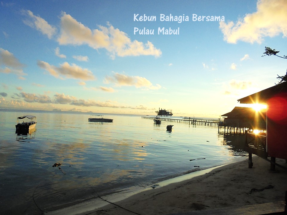 Kebun Bahagia Bersama: Persisiran Pantai Pulau Mabul Penuh Sampah