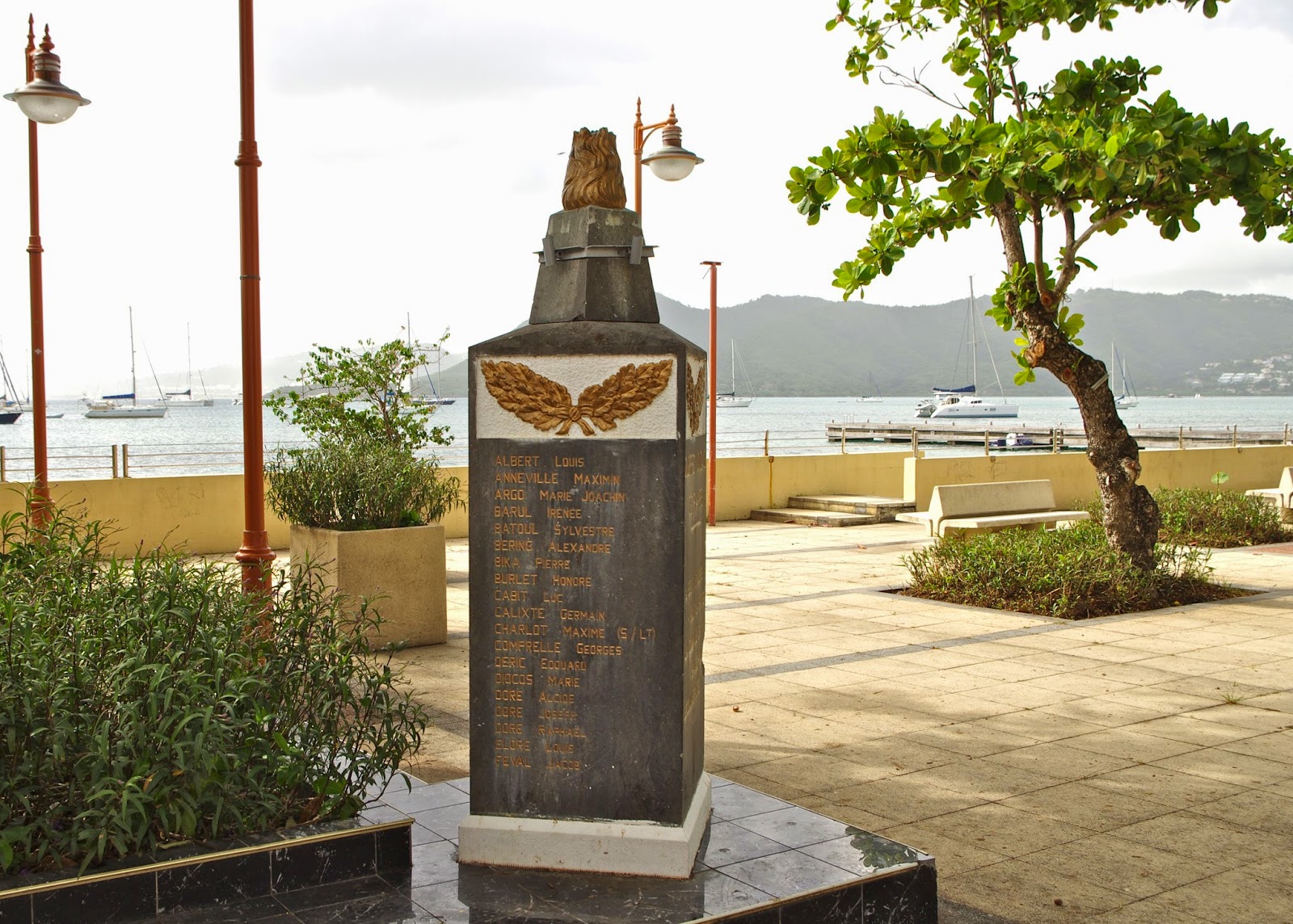 PHOTOS D'IL: Première expo " Les monuments aux morts de la Martinique"