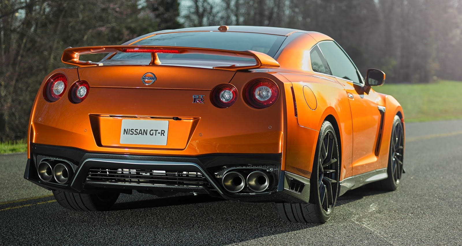 Nissan GT-R é reestilizado em sua linha 2017