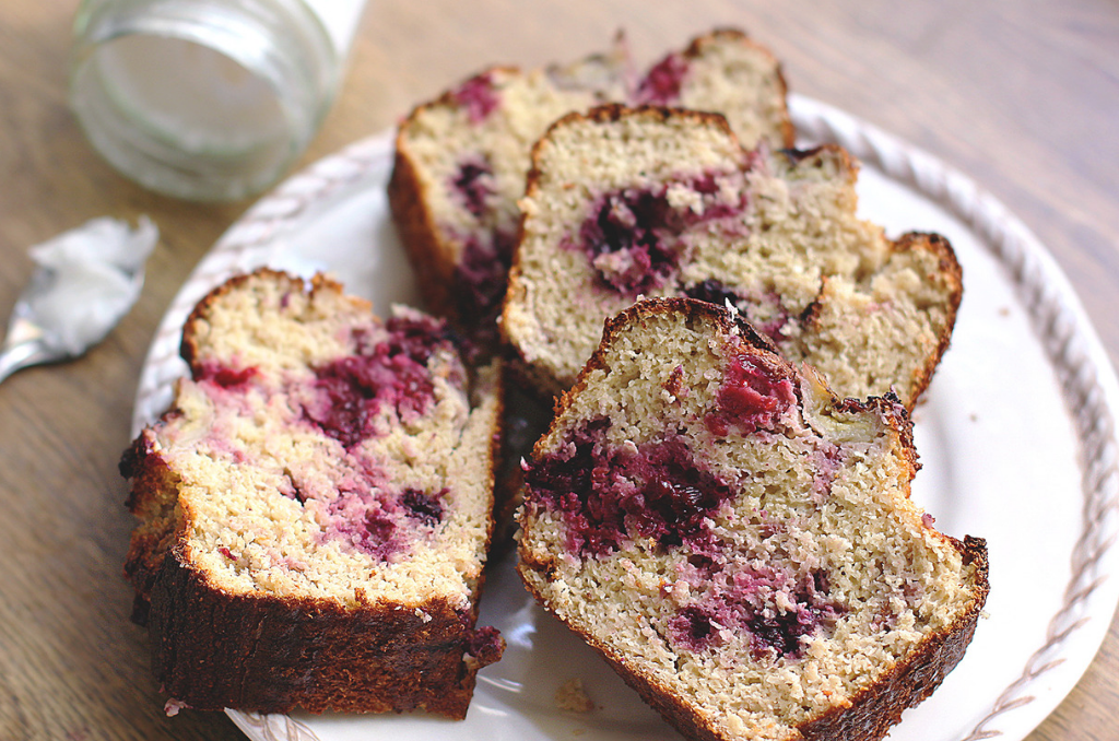 RECETA DE BUDÍN FIT DE BANANA Y FRUTOS ROJOS (sin harinas ni azúcar)