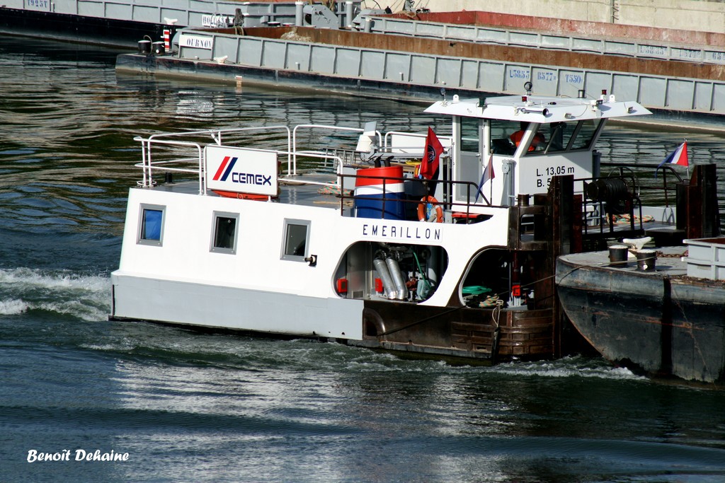 Le pousseur AIGLE pousse une barge vide de grande capacité.