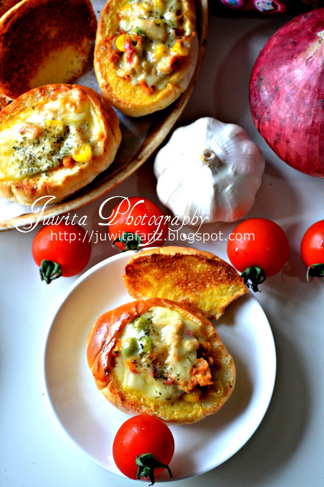 Juwita Fariz and Family: Roti Inti Ayam Berkeju