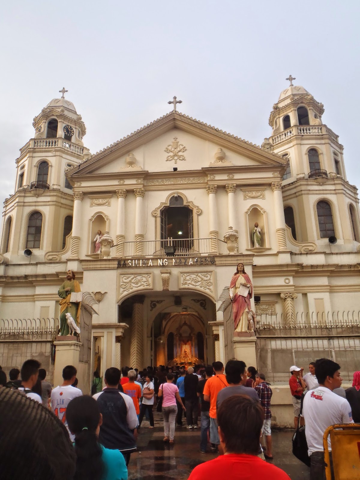 FOOT: Snaps outside Quiapo Church