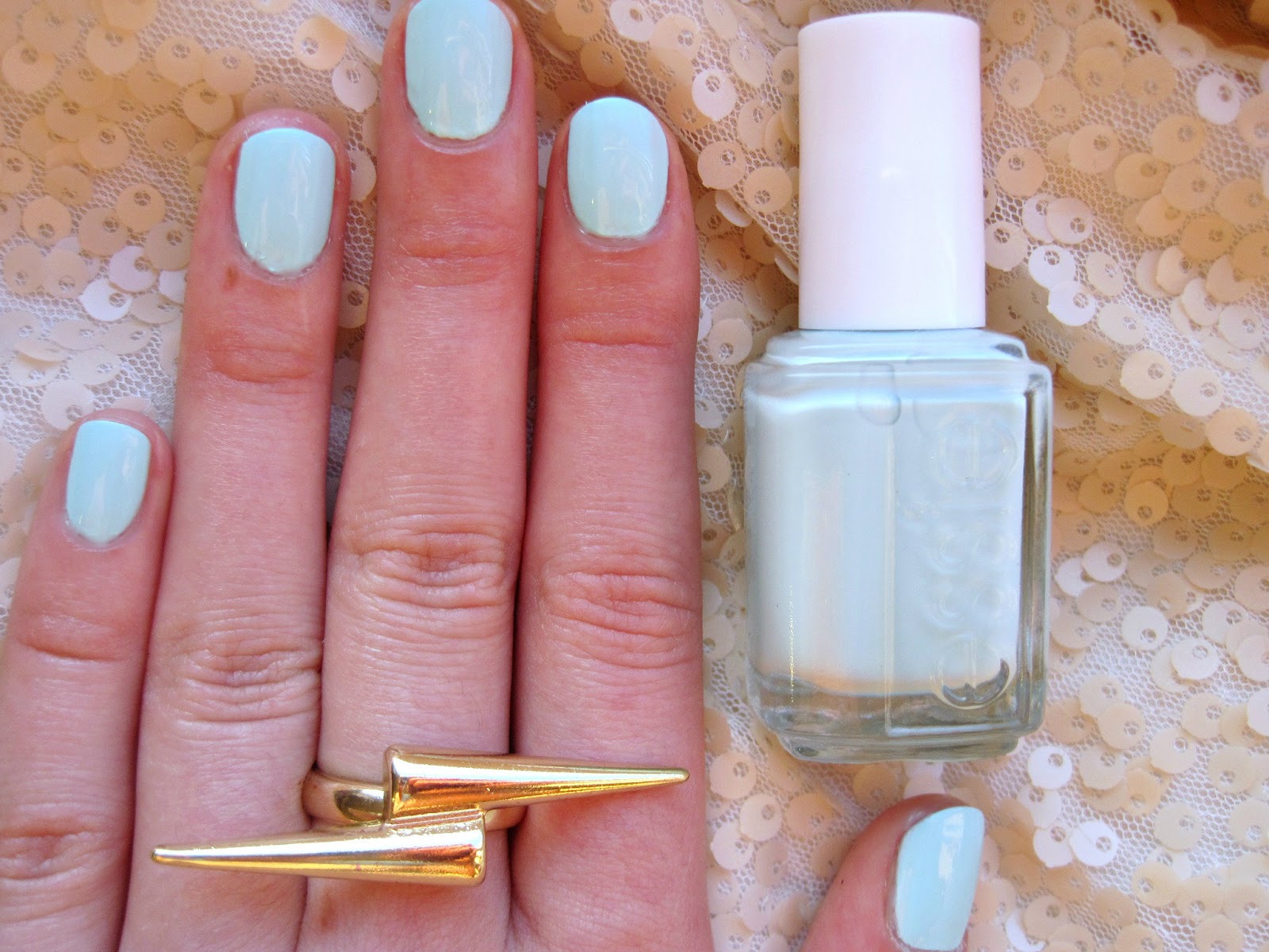 The Treasure Chest: Monday Nail | Essie Mint Candy Apple