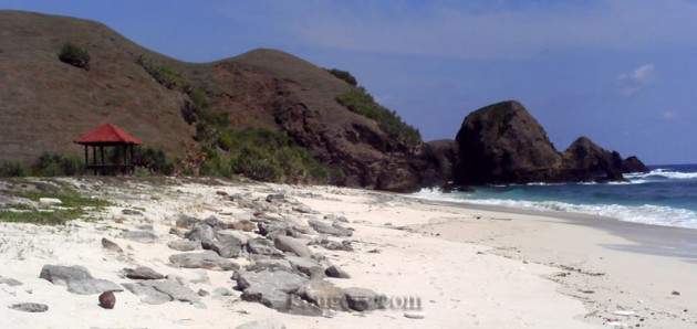 Wisata dan Budaya Lombok: PANTAI SEGER (Pantai Legenda Putri Nyale)