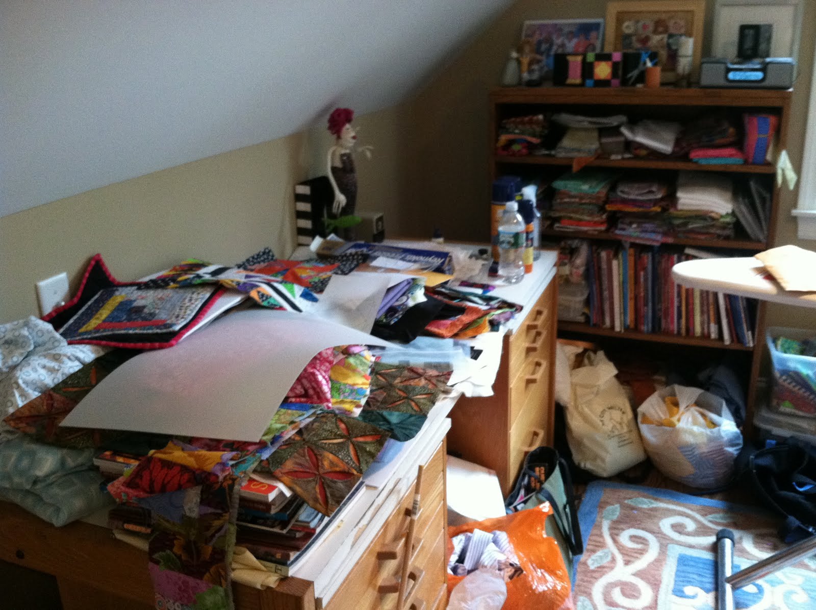 The Red Headed Mermaid: A messy sewing room and a bee block